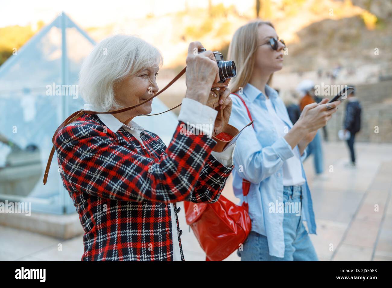 Women taking photos hi-res stock photography and images - Alamy