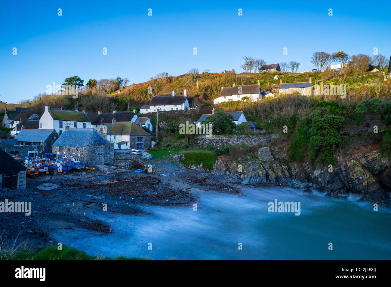 Thatched cottages at cadgwith hi-res stock photography and images - Alamy