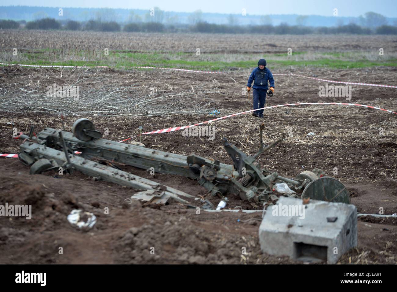 KYIV REGION, UKRAINE - APRIL 21, 2022 - An EOD expert of the State ...