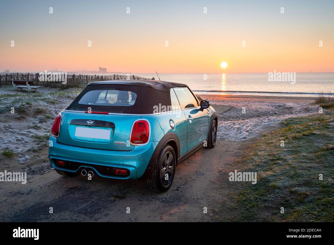 Car sunset engine hi-res stock photography and images - Alamy