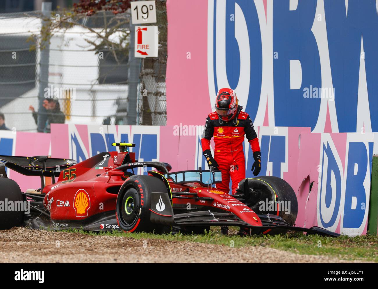 55 SAINZ Carlos (spa), Scuderia Ferrari F1-75 crash in qualifying ...