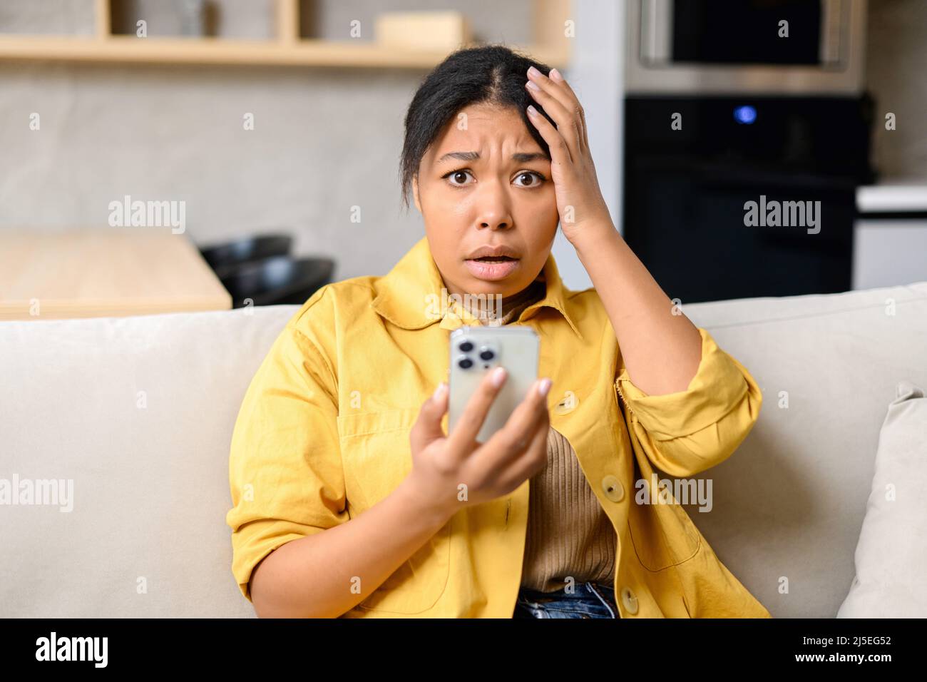 Scam negative hi-res stock photography and images - Alamy