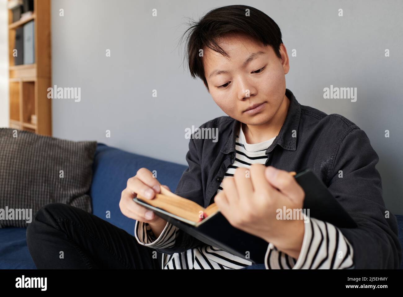 Chinese man reading paper hi-res stock photography and images - Alamy