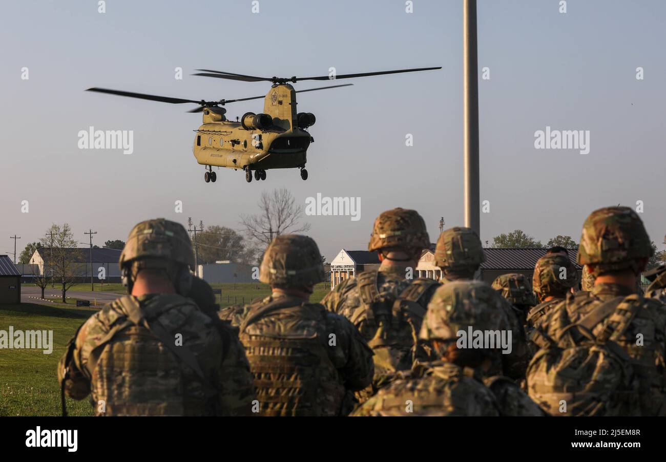 Soldiers from Headquarters, and Headquarters Battalion, 101st Airborne ...