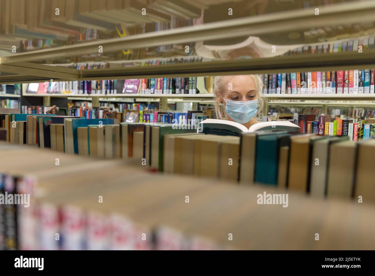 Canberra, Australia. 22nd Apr, 2022. A woman reads a book at a ... Canberra, Australia. 22nd Apr, 2022. A woman reads a book at a ...