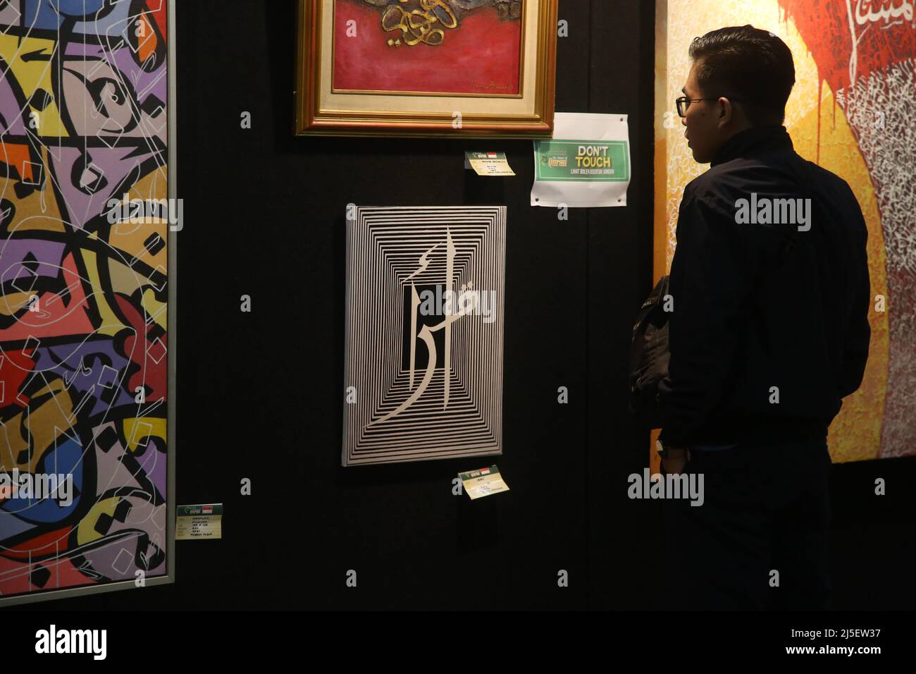 Jakarta, Indonesia. 22nd Apr, 2022. A Visitor observe a contemporary ...