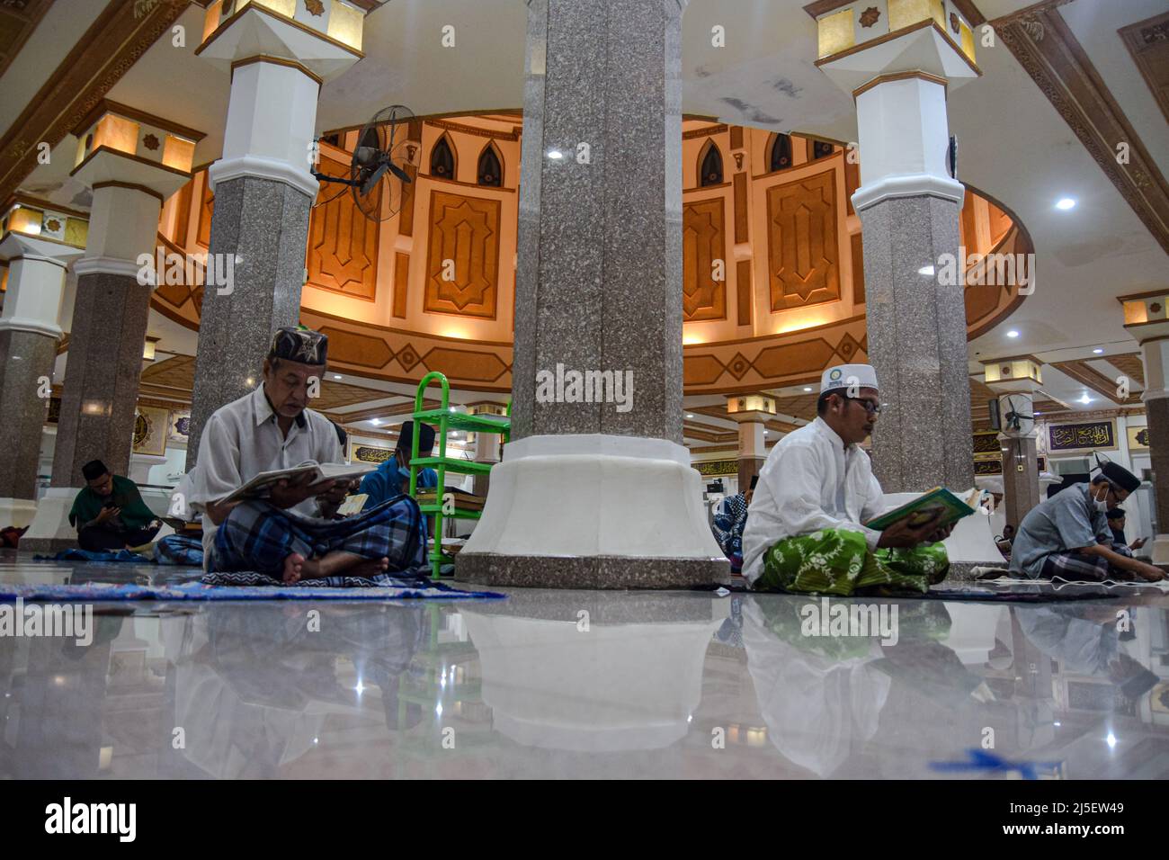 Soppeng, Indonesia. 05th Apr, 2022. People reading the Quran in the ...