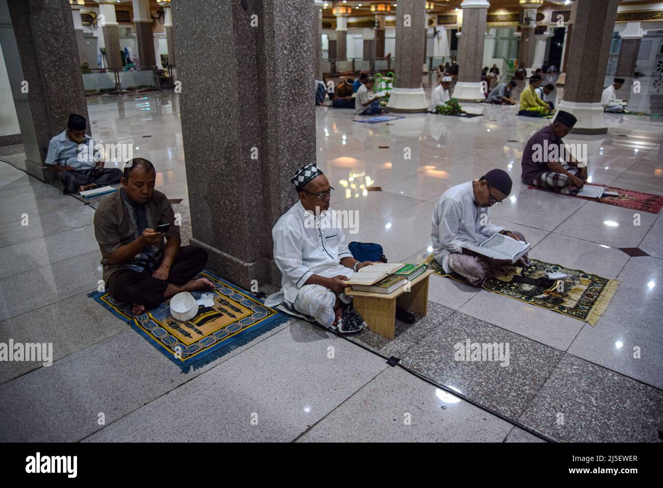 Soppeng, South Sulawesi, Indonesia. 5th Apr, 2022. People reading the ...