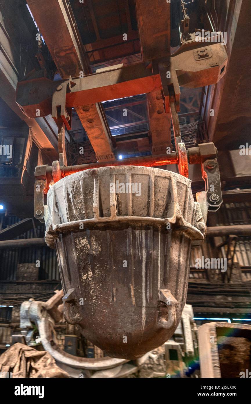 Special metallurgical ladles. Bucket transportation by overhead crane ...