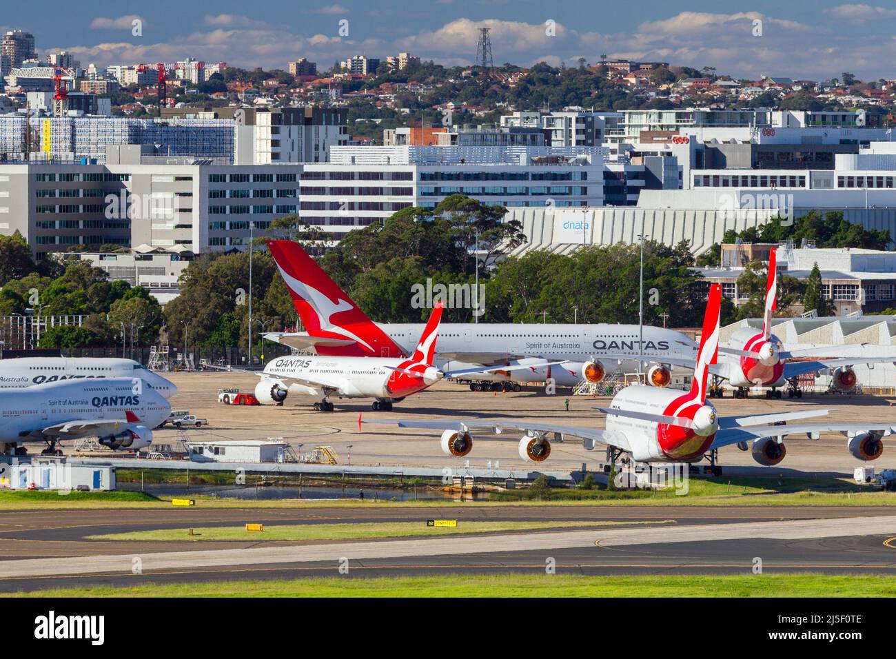 Qantas planes sydney airport hi-res stock photography and images - Alamy