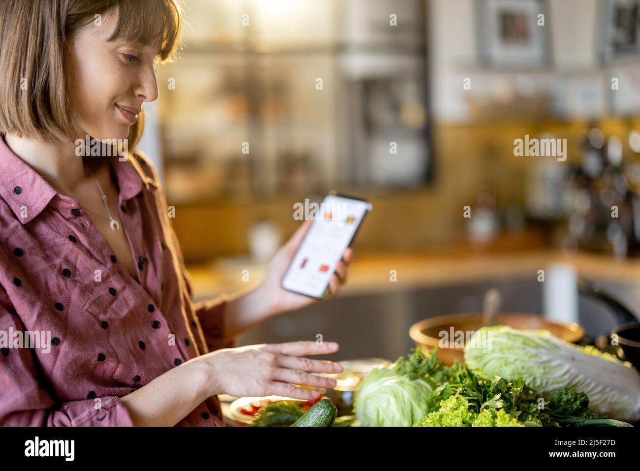 Online food shopping screen hi-res stock photography and images - Alamy