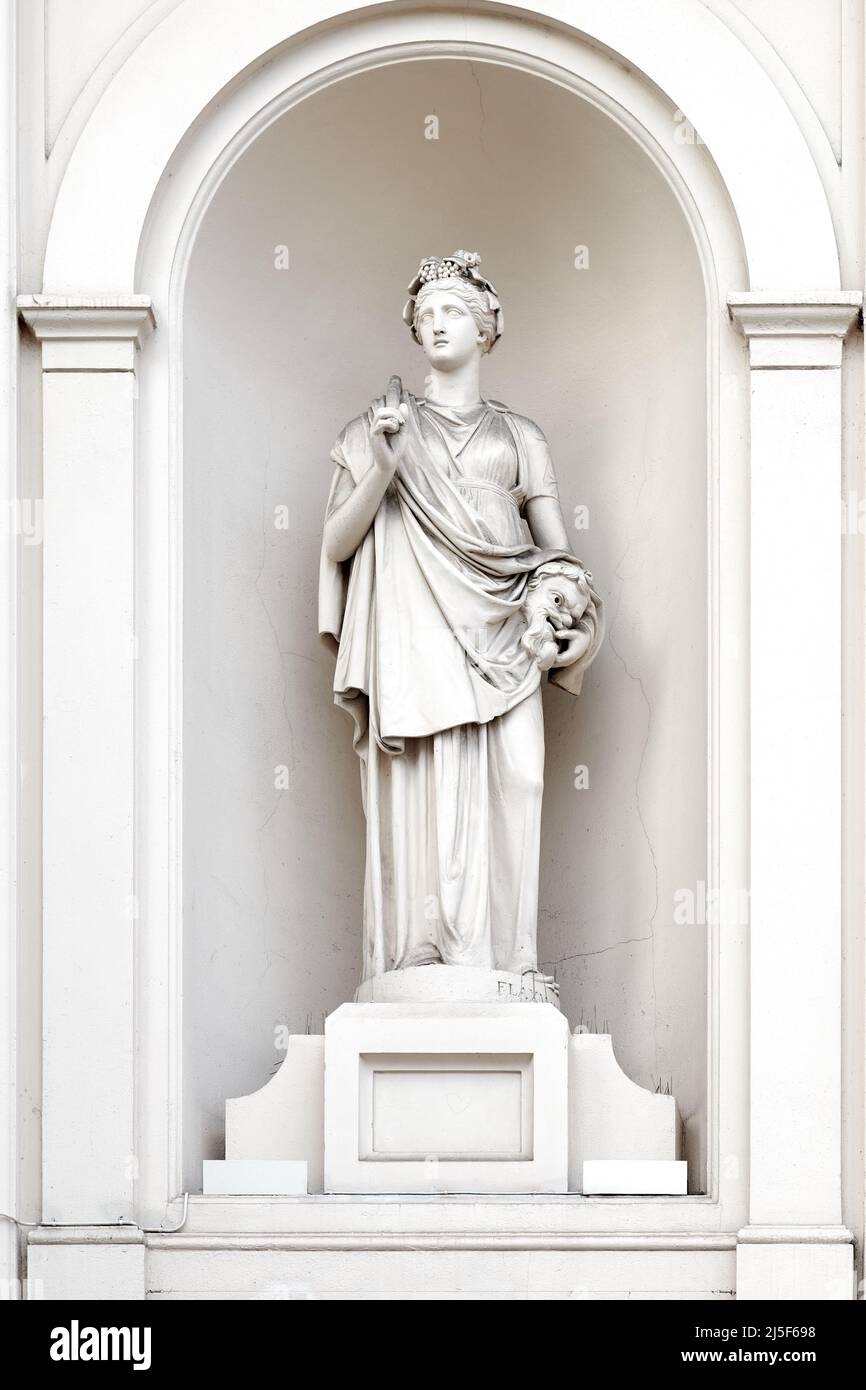 Statue in a niche on the front facade of the Royal Opera House, Covent ...