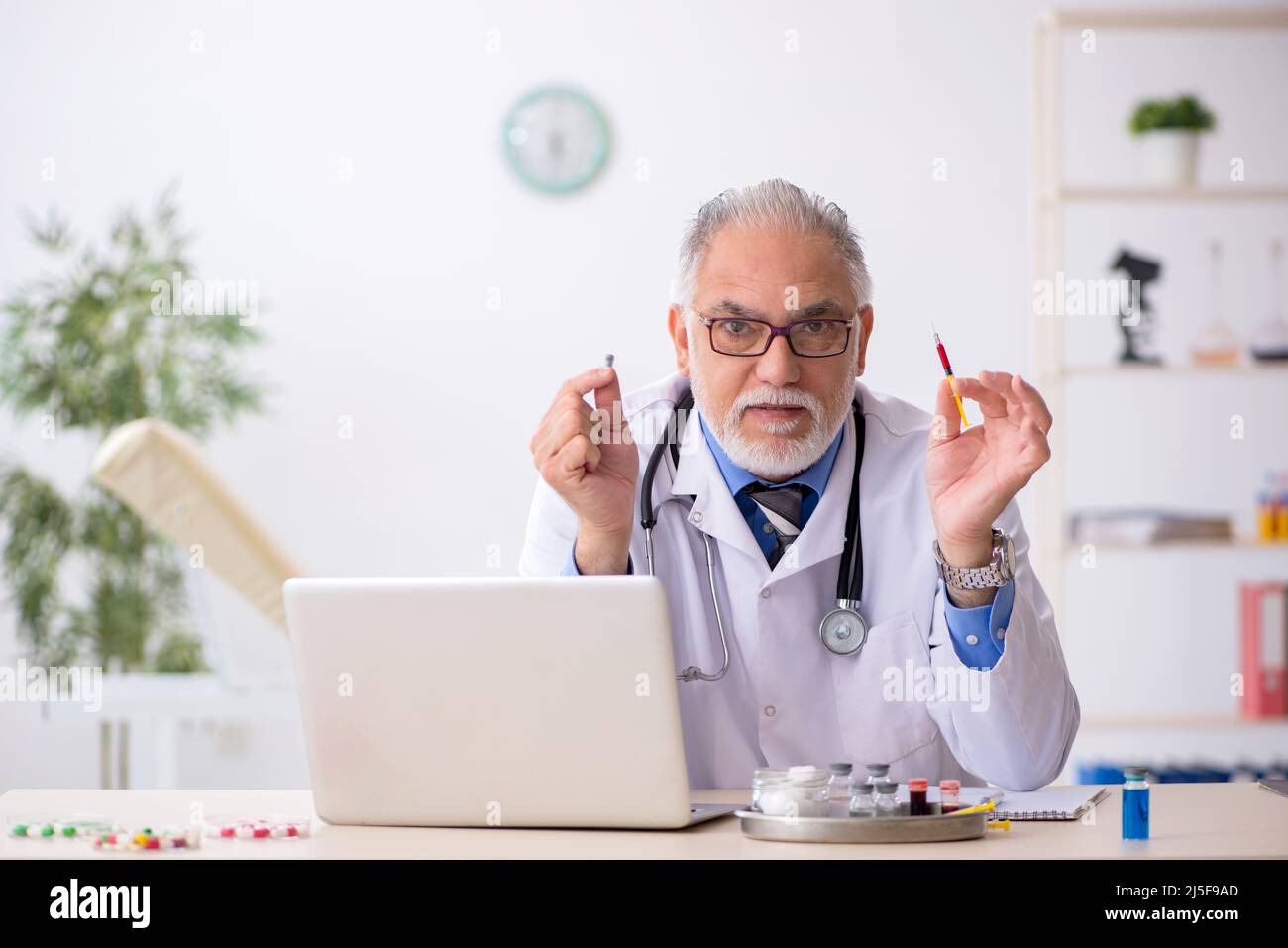 Old doctor pharmacist working at the lab Stock Photo - Alamy