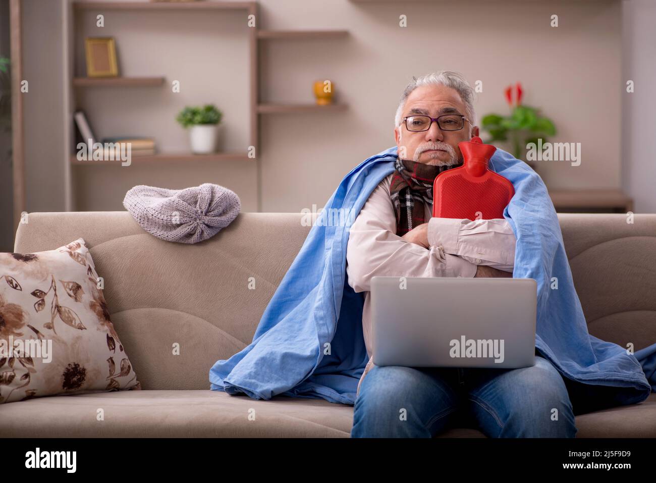 Old man pensioner suffering at home Stock Photo - Alamy