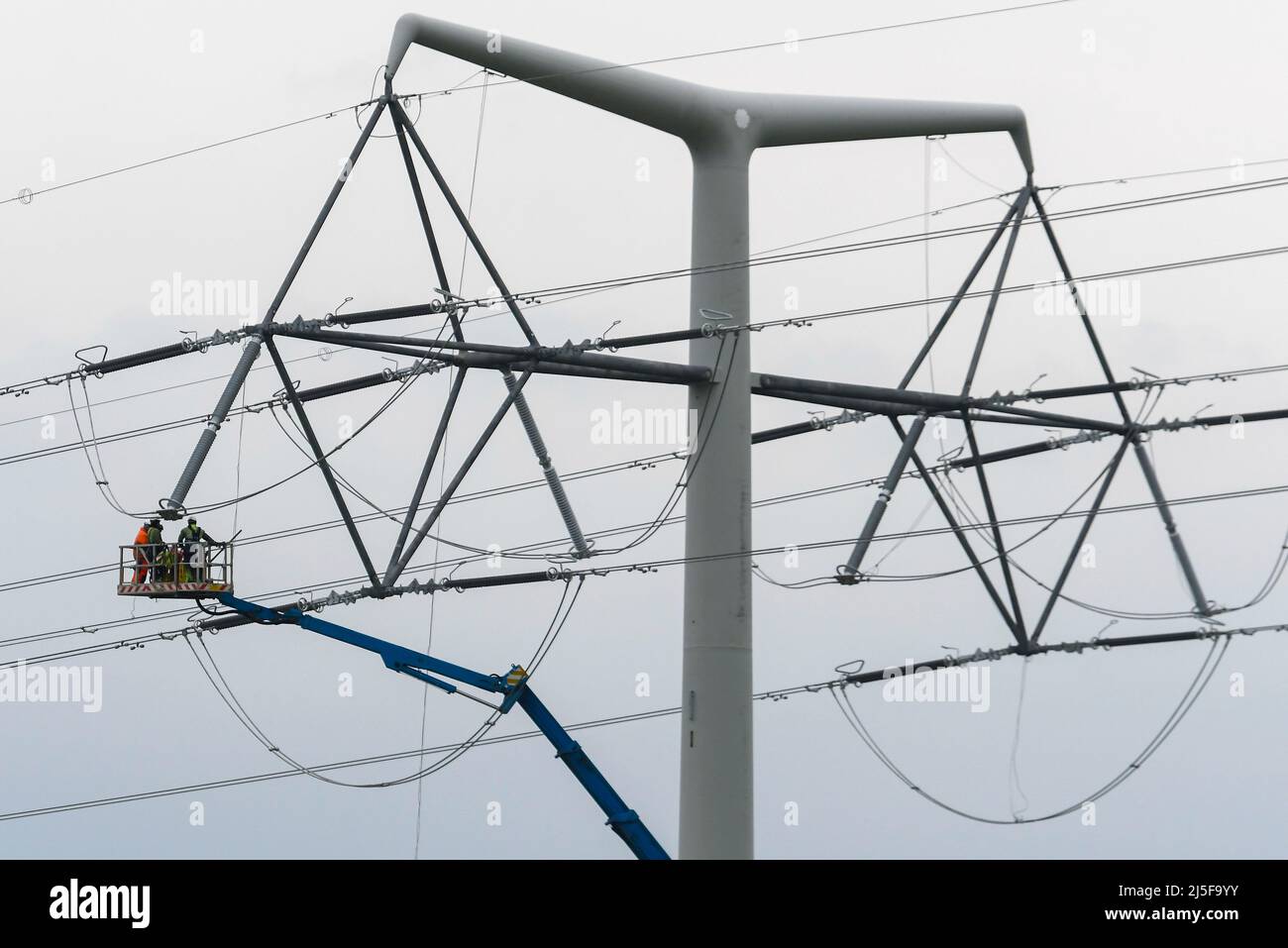 Bridgwater, Somerset, UK. 23rd April 2022. Workmen on an aerial ...