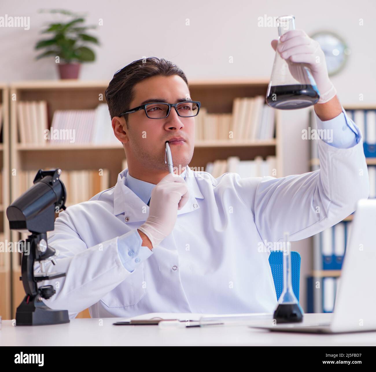 The young lab assistan working in the laboratory Stock Photo - Alamy