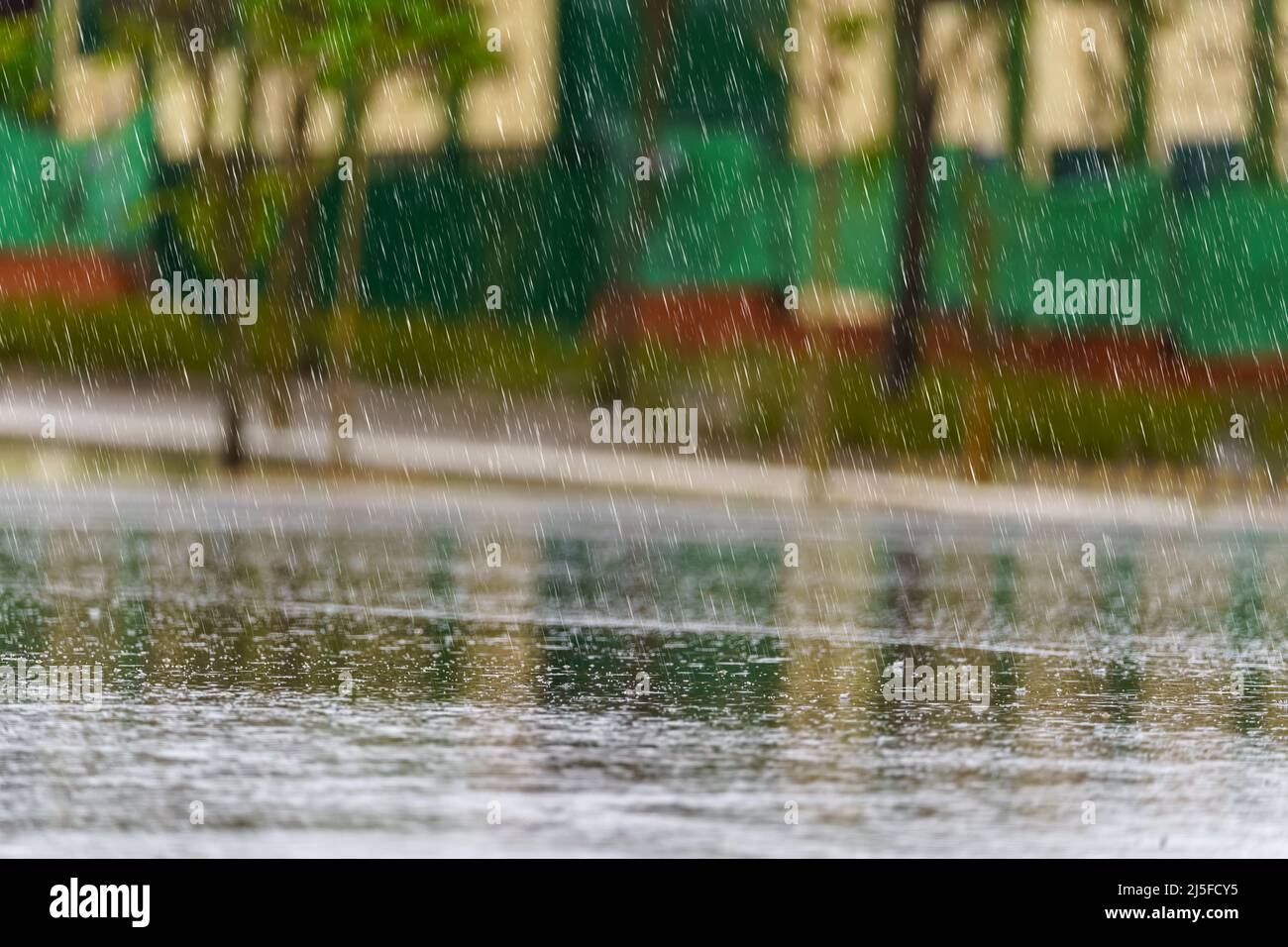 Heavy rain falling and large raindrops crashing to the ground Stock ...