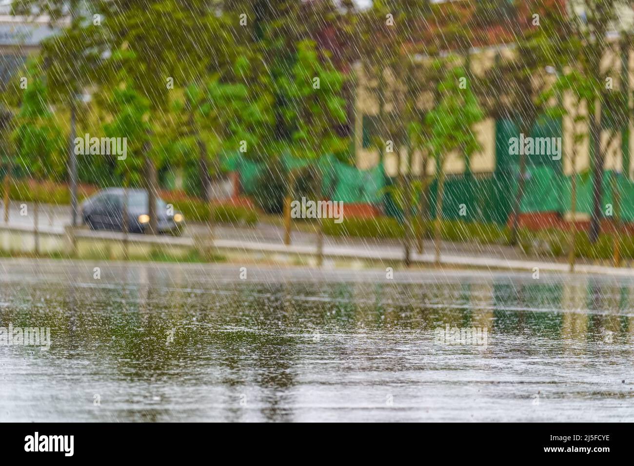 Heavy rain falling and large raindrops crashing to the ground Stock ...