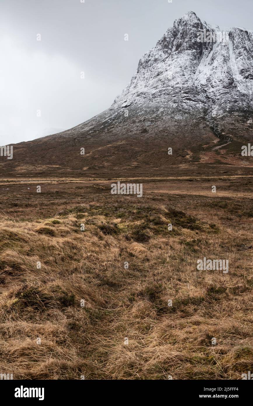 Stunning dramatic landscape Winter image of iconic Stob Dearg ...