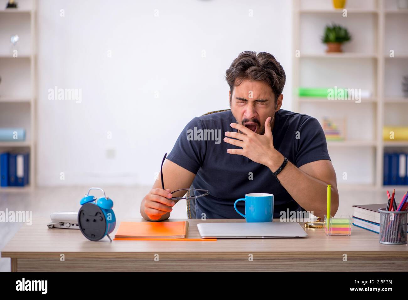 Exhausted reporter working late hi-res stock photography and images - Alamy