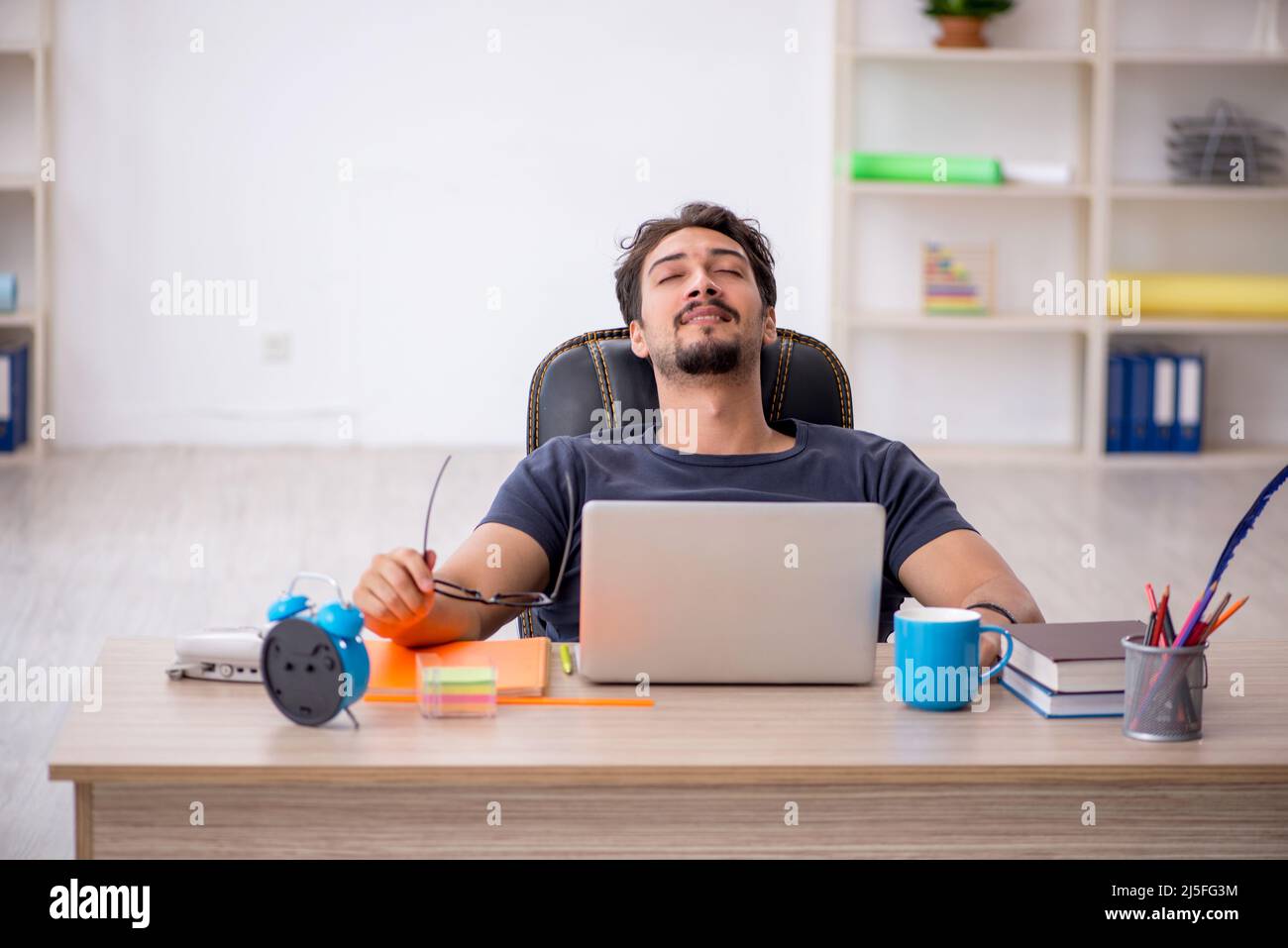 Exhausted reporter working late hi-res stock photography and images - Alamy