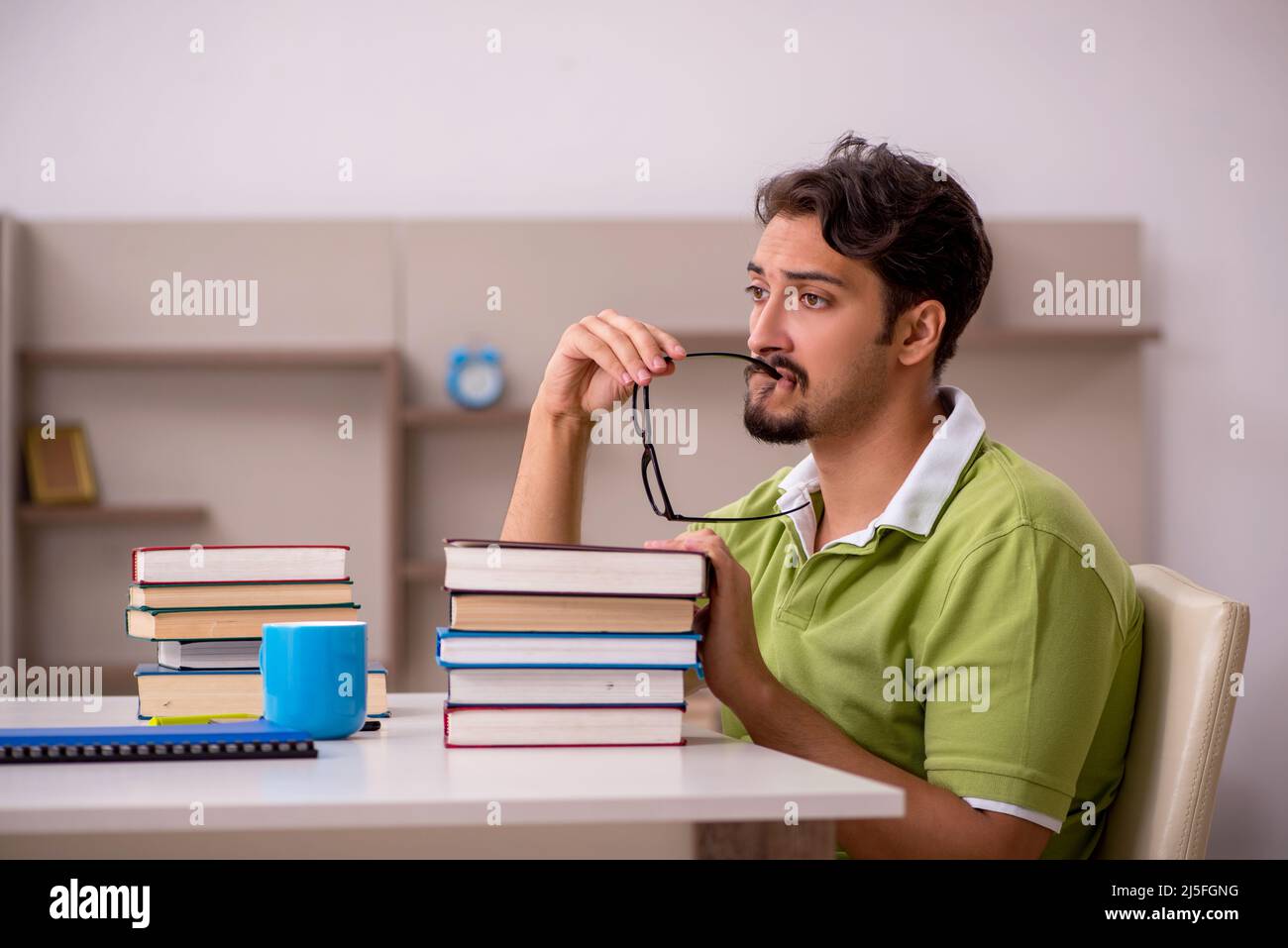 Demotivated student hi-res stock photography and images - Alamy