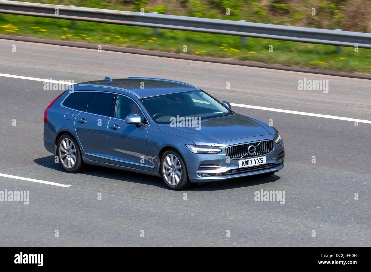 Olvo v90 2 0 d5 powerpulse r design pro hi-res stock photography and ...