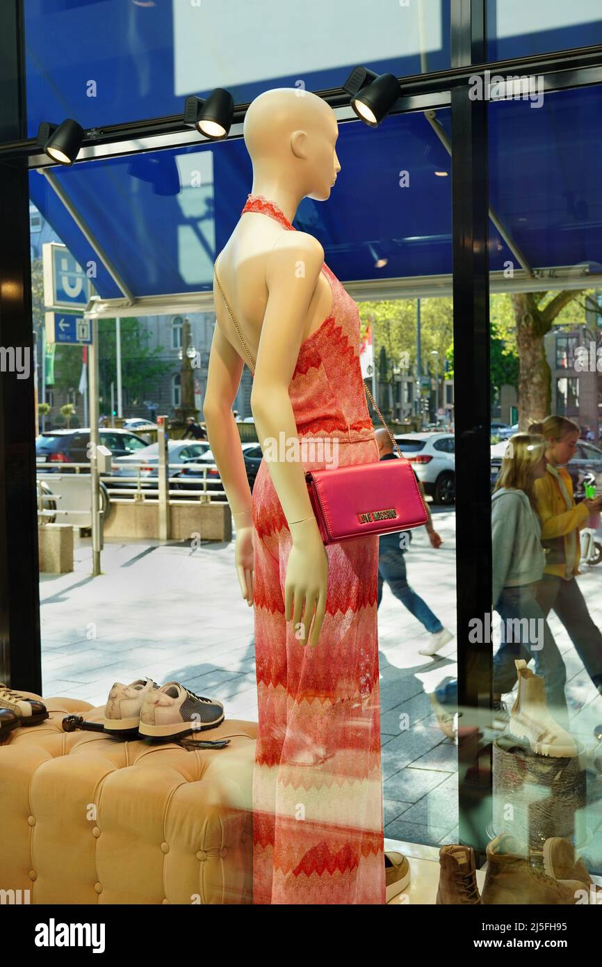 Shoe shop display window hi-res stock photography and images - Alamy