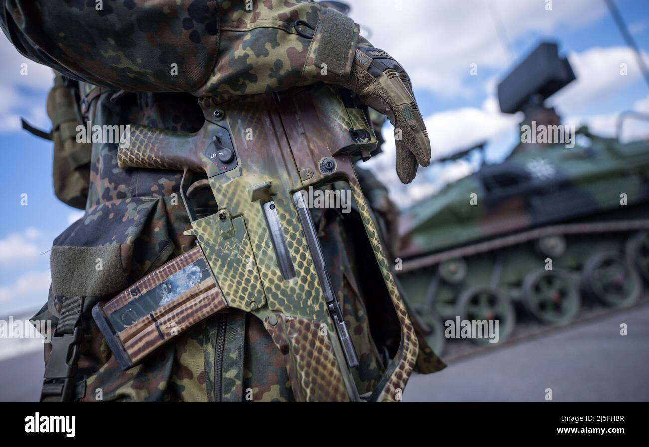 Rukla, Lithuania. 22nd Apr, 2022. A soldier with a G36 rifle stands ...