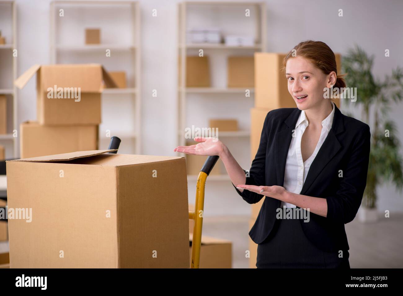 Female professional mover doing home relocation Stock Photo - Alamy
