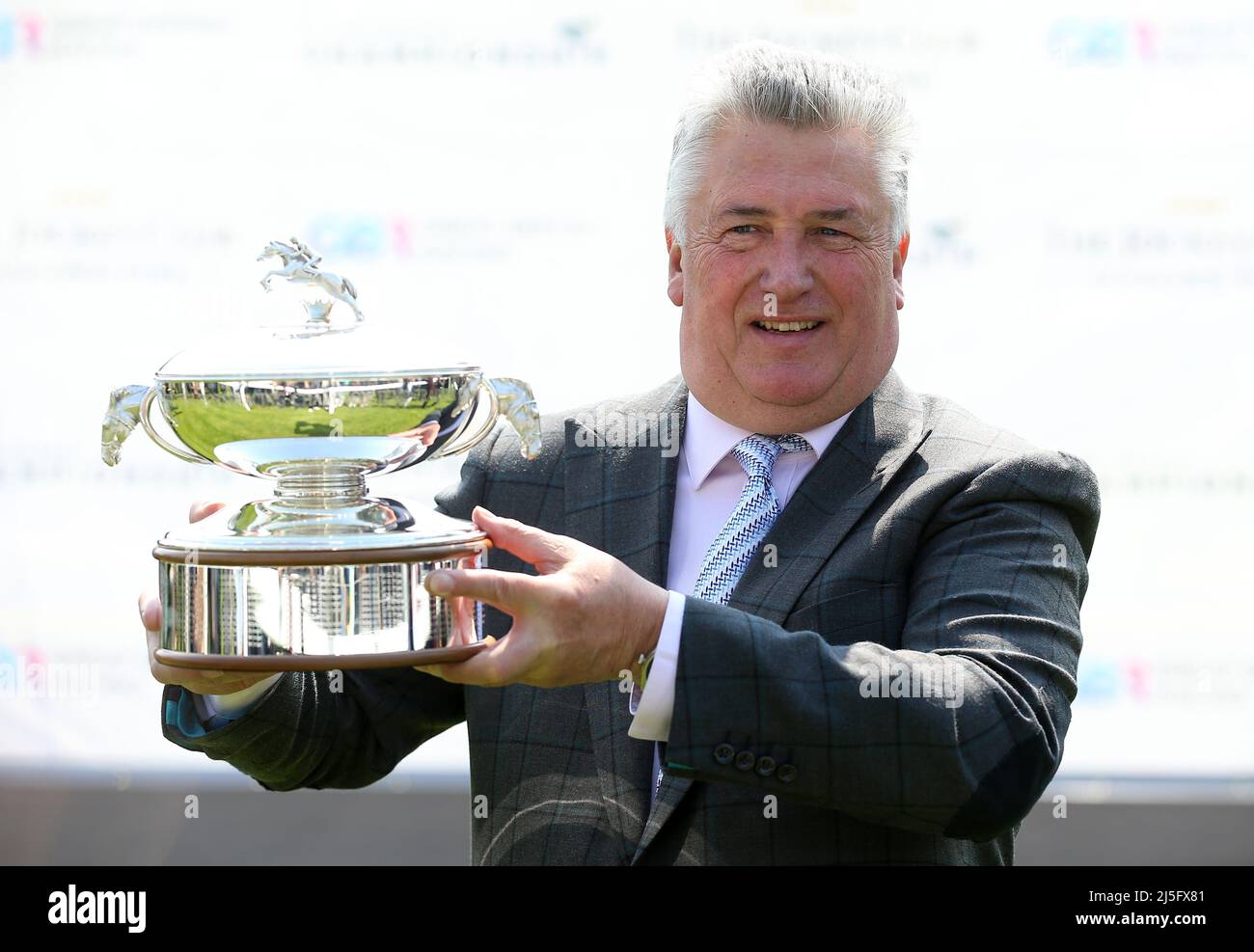 Paul nicholls trainer 2022 hi-res stock photography and images - Alamy