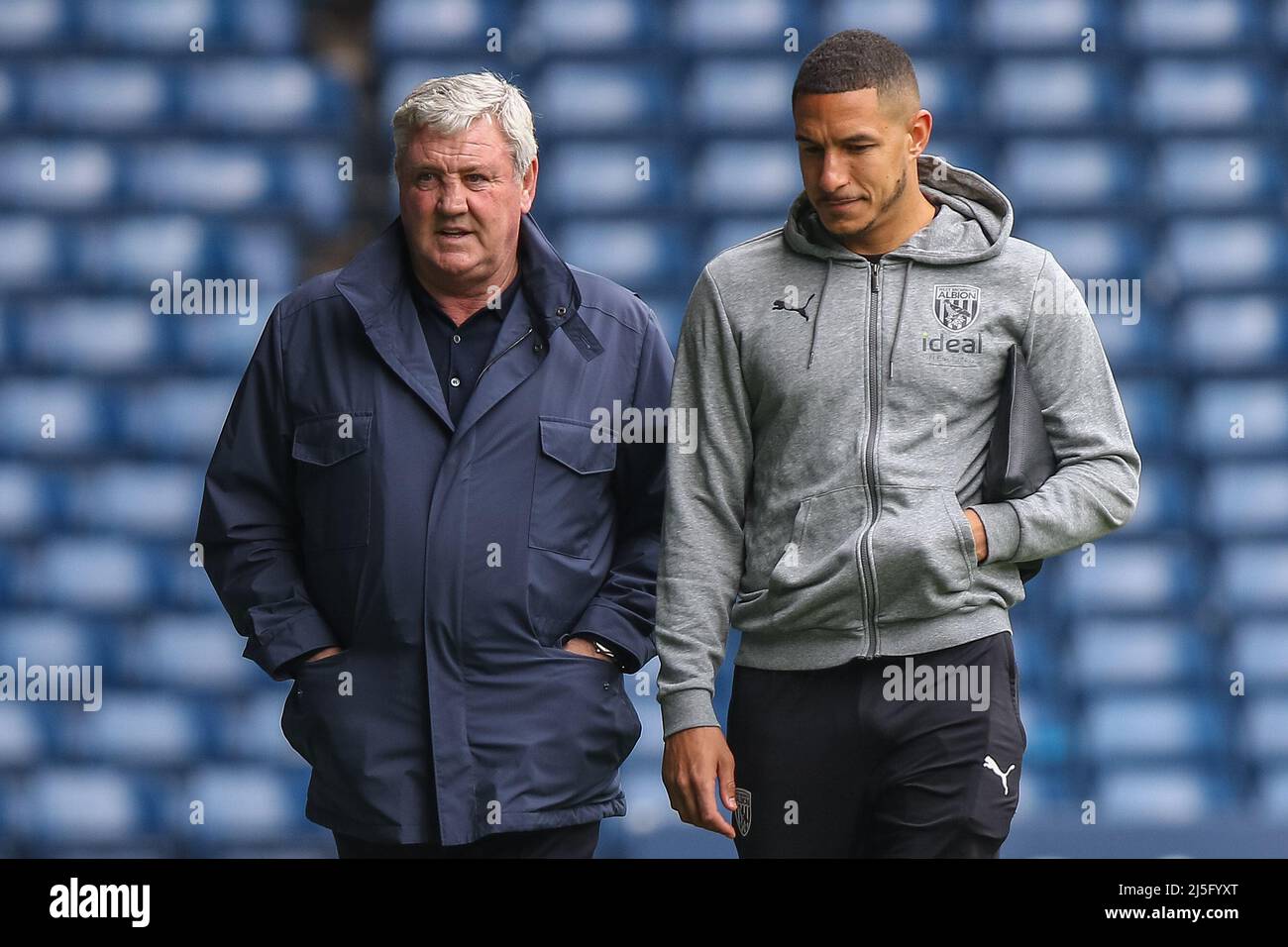 Steve Bruce manager of West Bromwich Albion and Jake Livermore #8 of ...