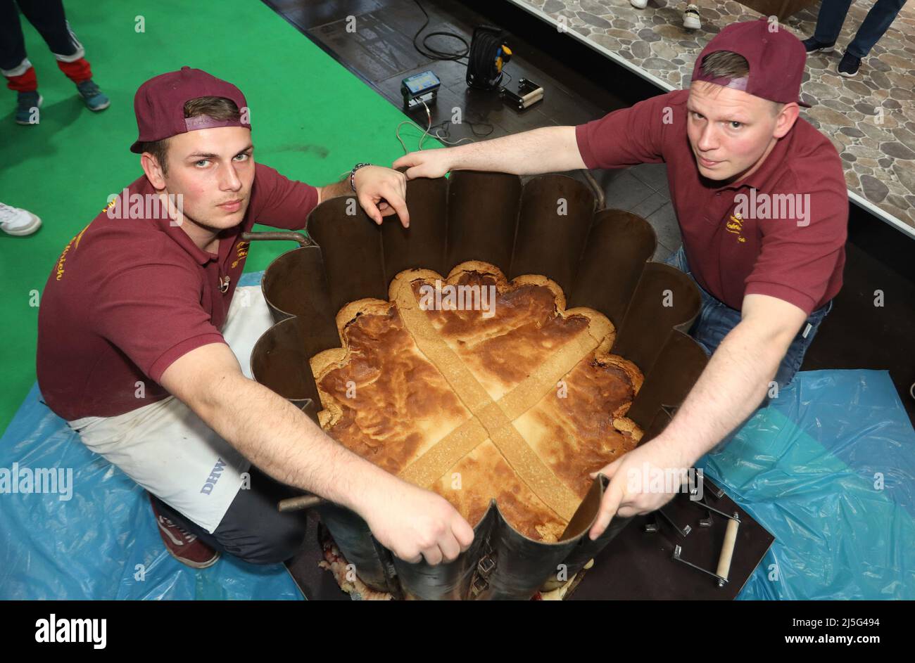 Leipzig, Germany. 23rd Apr, 2022. The bakers Hans-Peter Eßrich (l-r ...