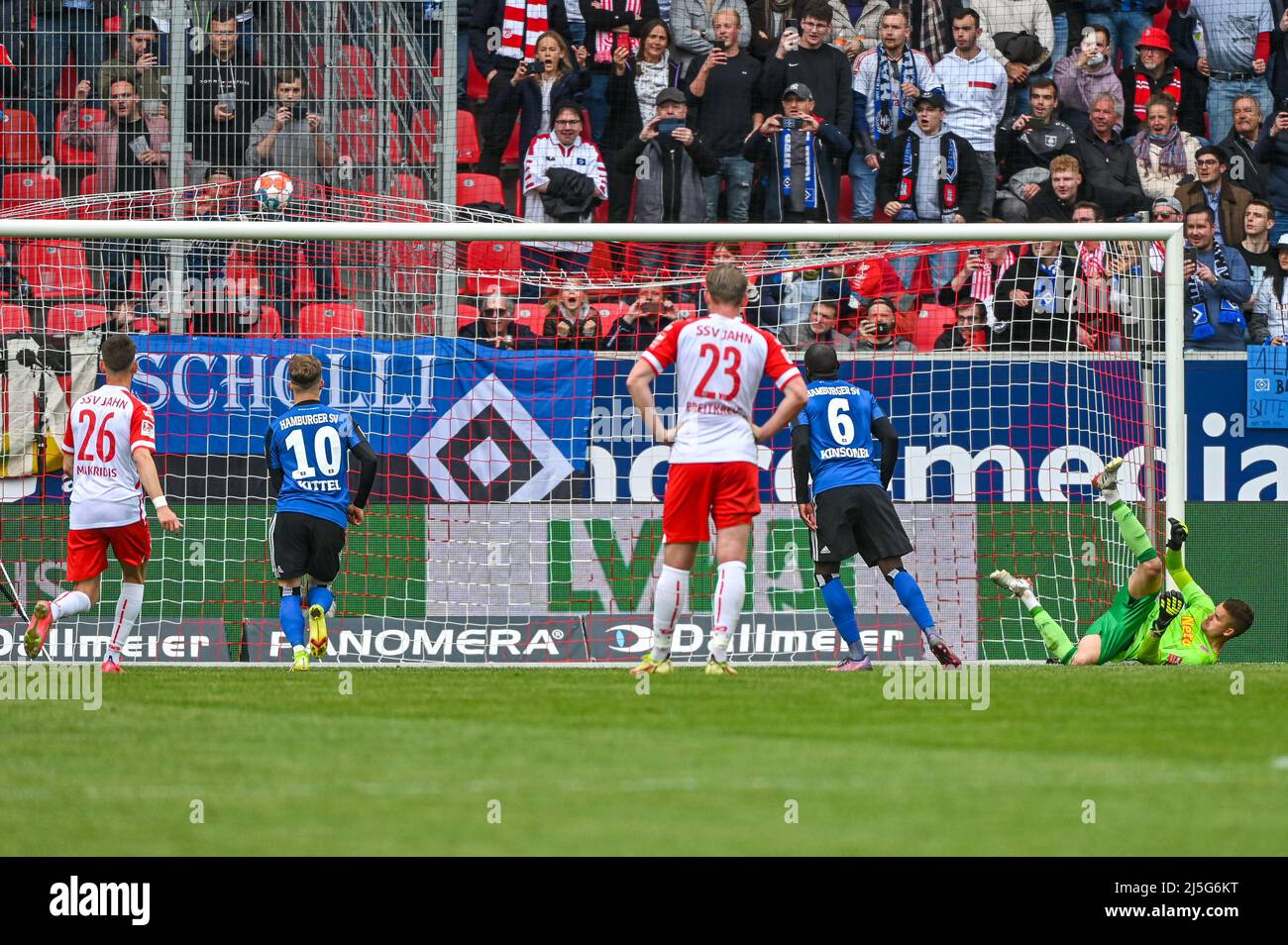Regensburg, Germany. 23rd Apr, 2022. Soccer: 2nd Bundesliga, Jahn ...
