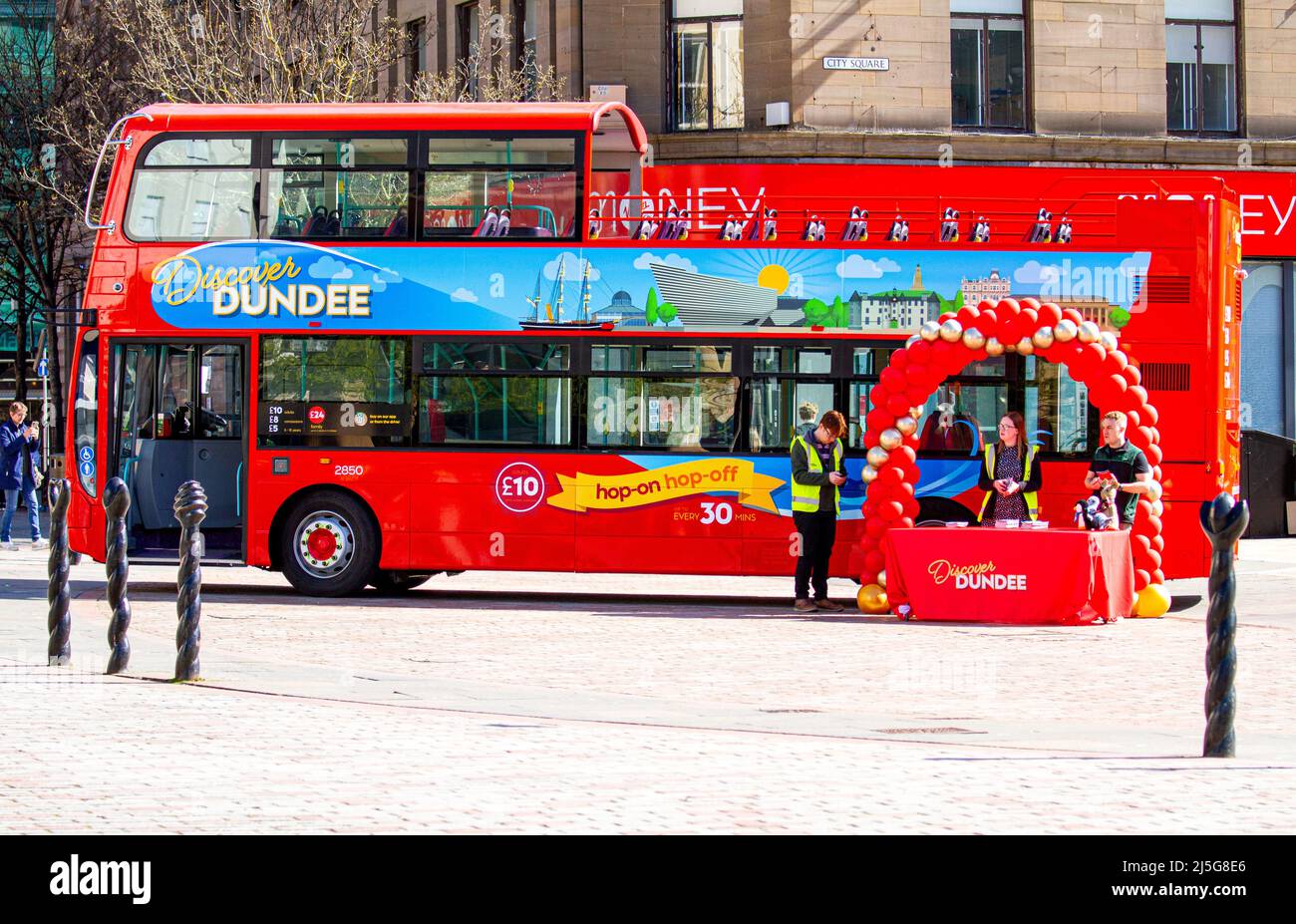 Dundee tour bus hi-res stock photography and images - Alamy