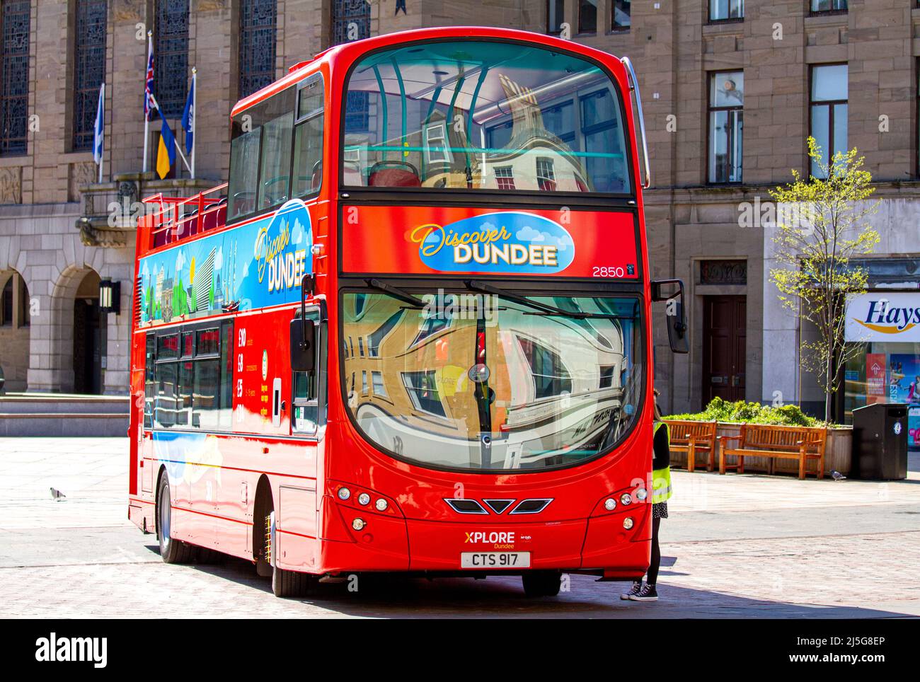 Red windy bus hi-res stock photography and images - Alamy