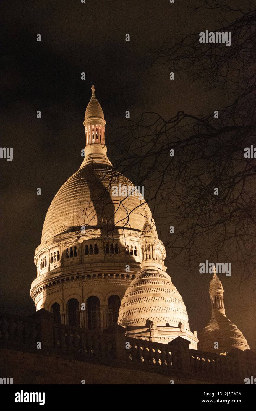 Sacre coeur basilica at night hi-res stock photography and images - Alamy