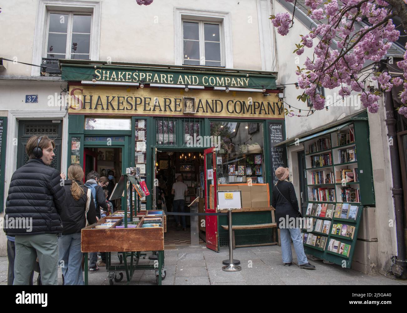Paris, France: view of Shakespeare and Company, an English language ...