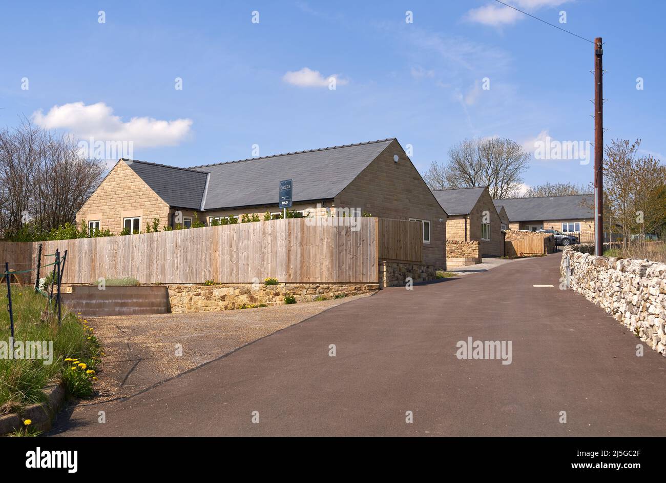 New build homes uk tall house] hi-res stock photography and images - Alamy