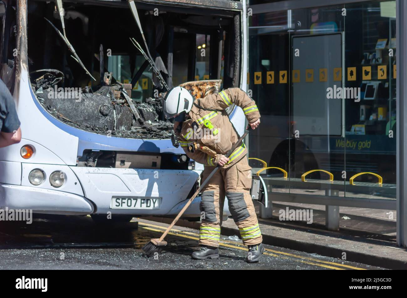 Teamwork fireman firefighter uk hi-res stock photography and images - Alamy