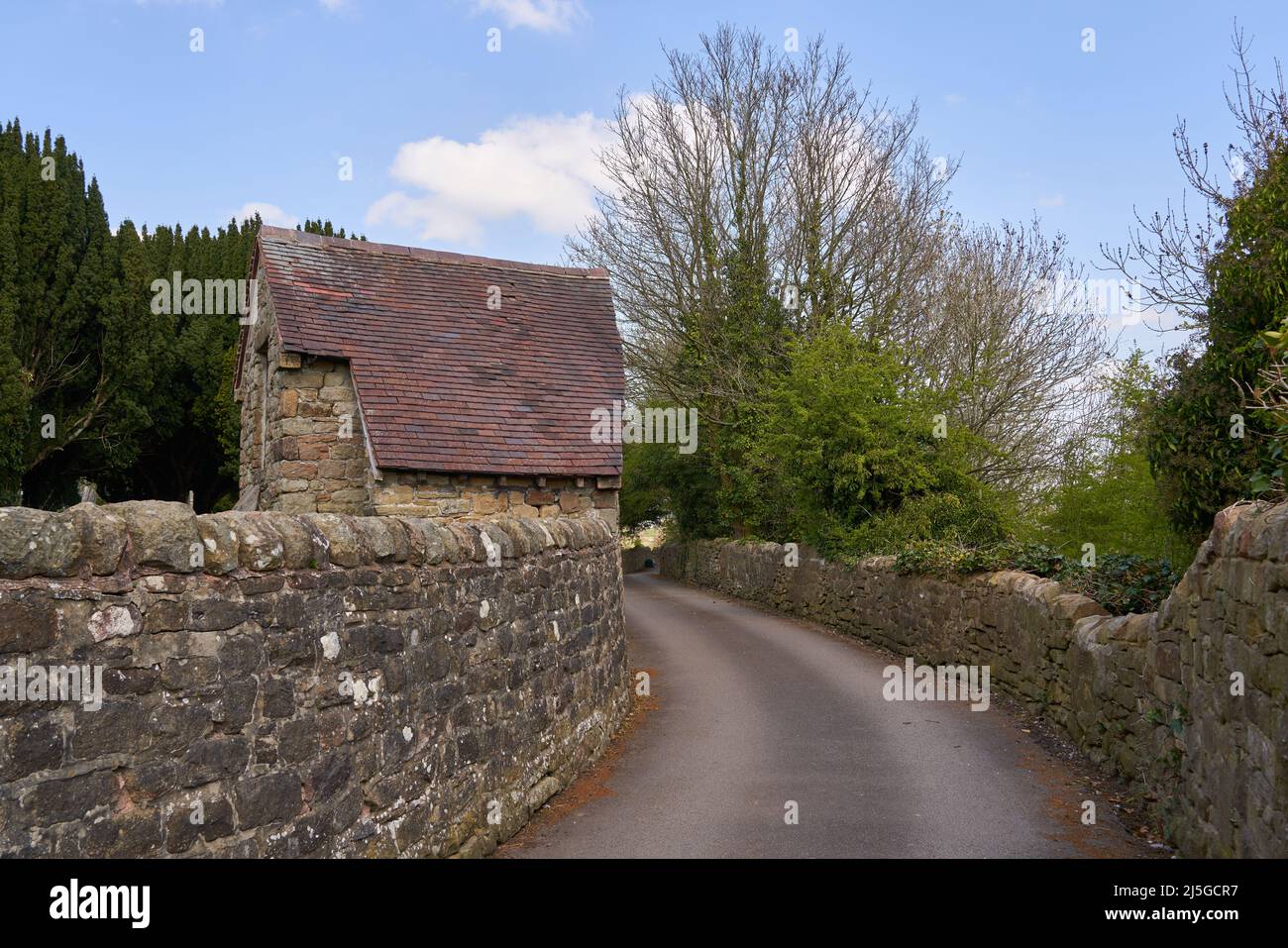 Country lane and small stone barn in Crich, Derbyshire Stock Photo - Alamy