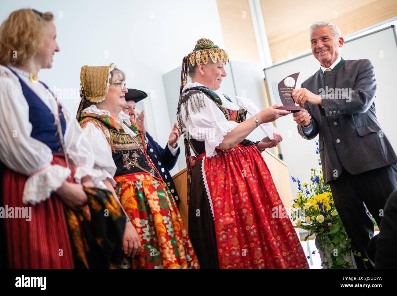 Wendlingen, Germany. 23rd Apr, 2022. Thomas Strobl (r, CDU), Minister ...