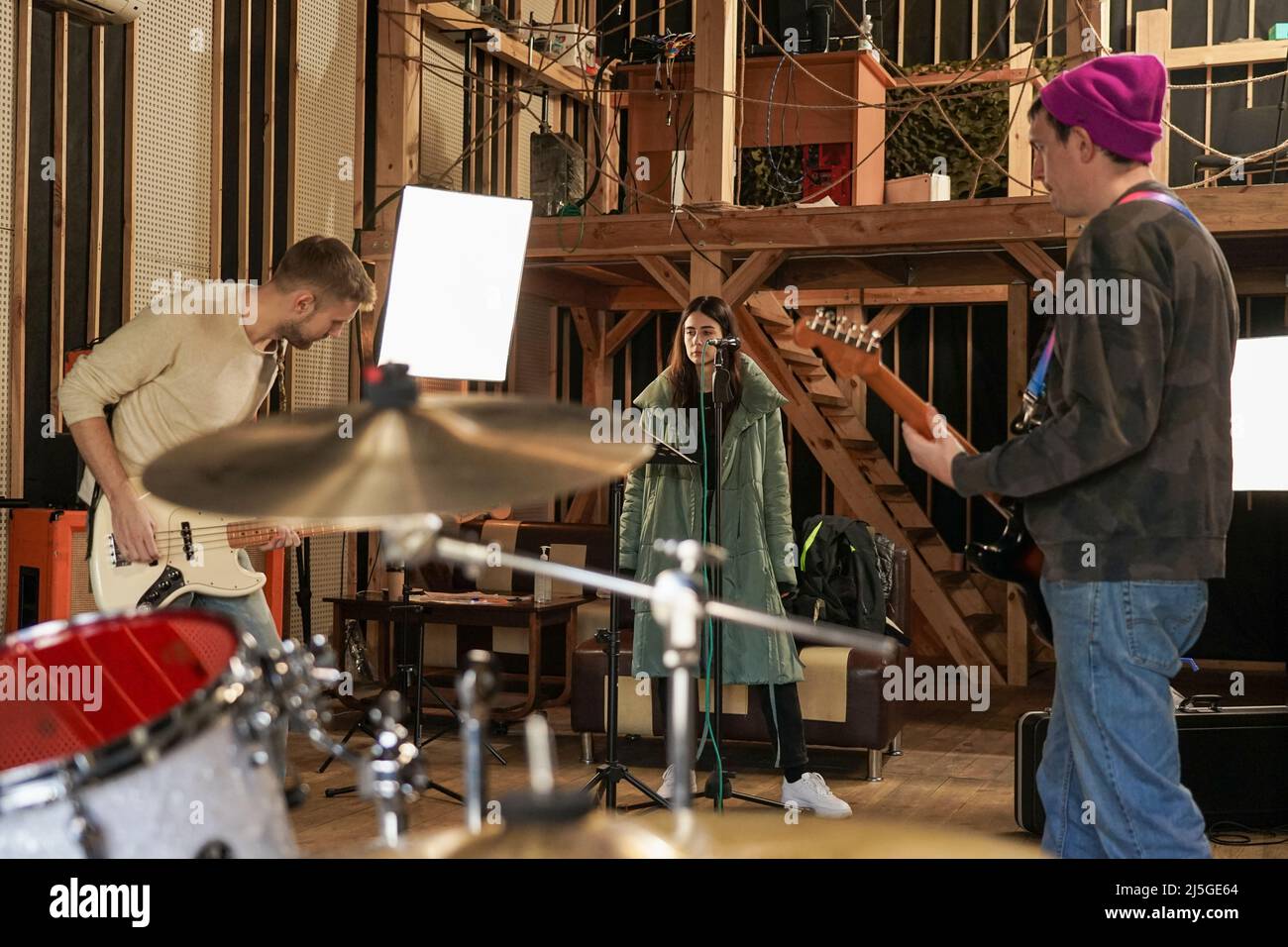 Guitarist sitting rehearsing hi-res stock photography and images - Alamy