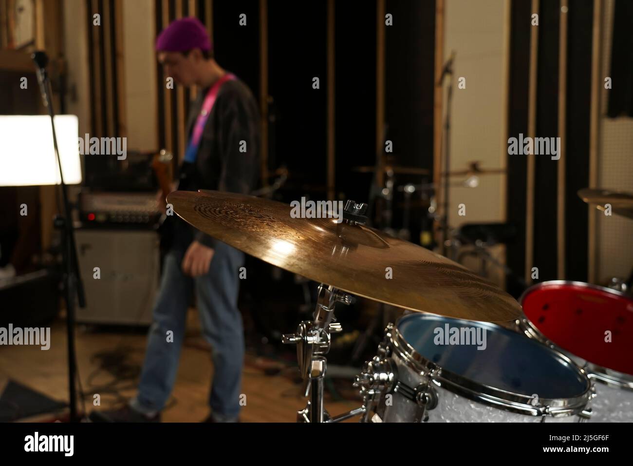 Drum cymbal high hi-res stock photography and images - Alamy