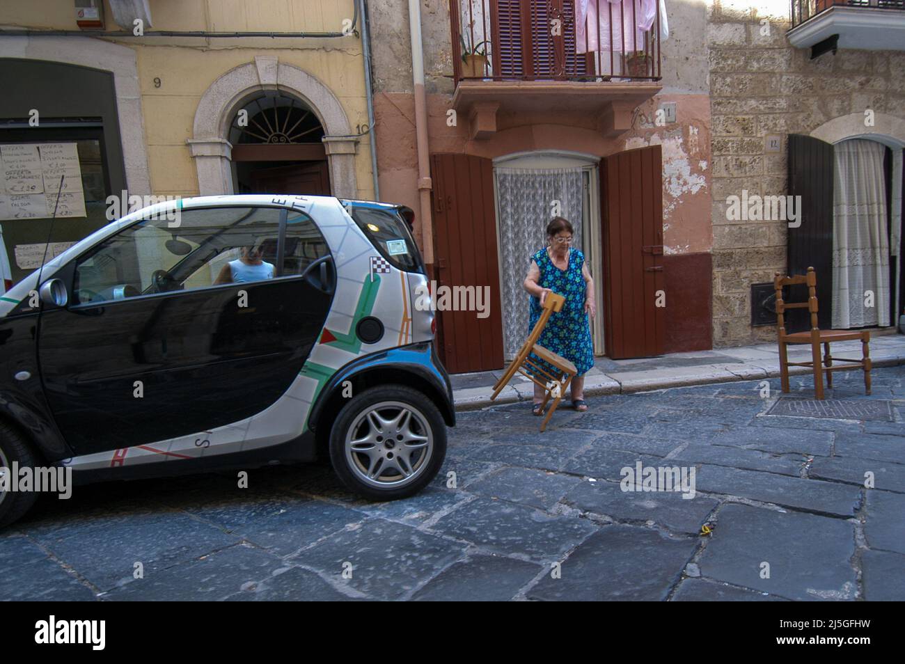 Women make bari hi-res stock photography and images - Alamy