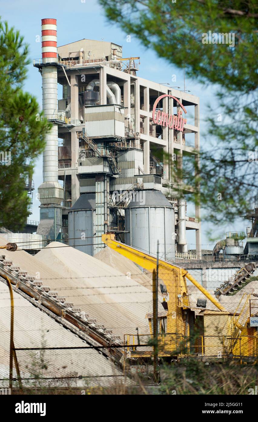 Taranto, Italia 25/09/2012: Cementir plant. ©Andrea Sabbadini Stock ...