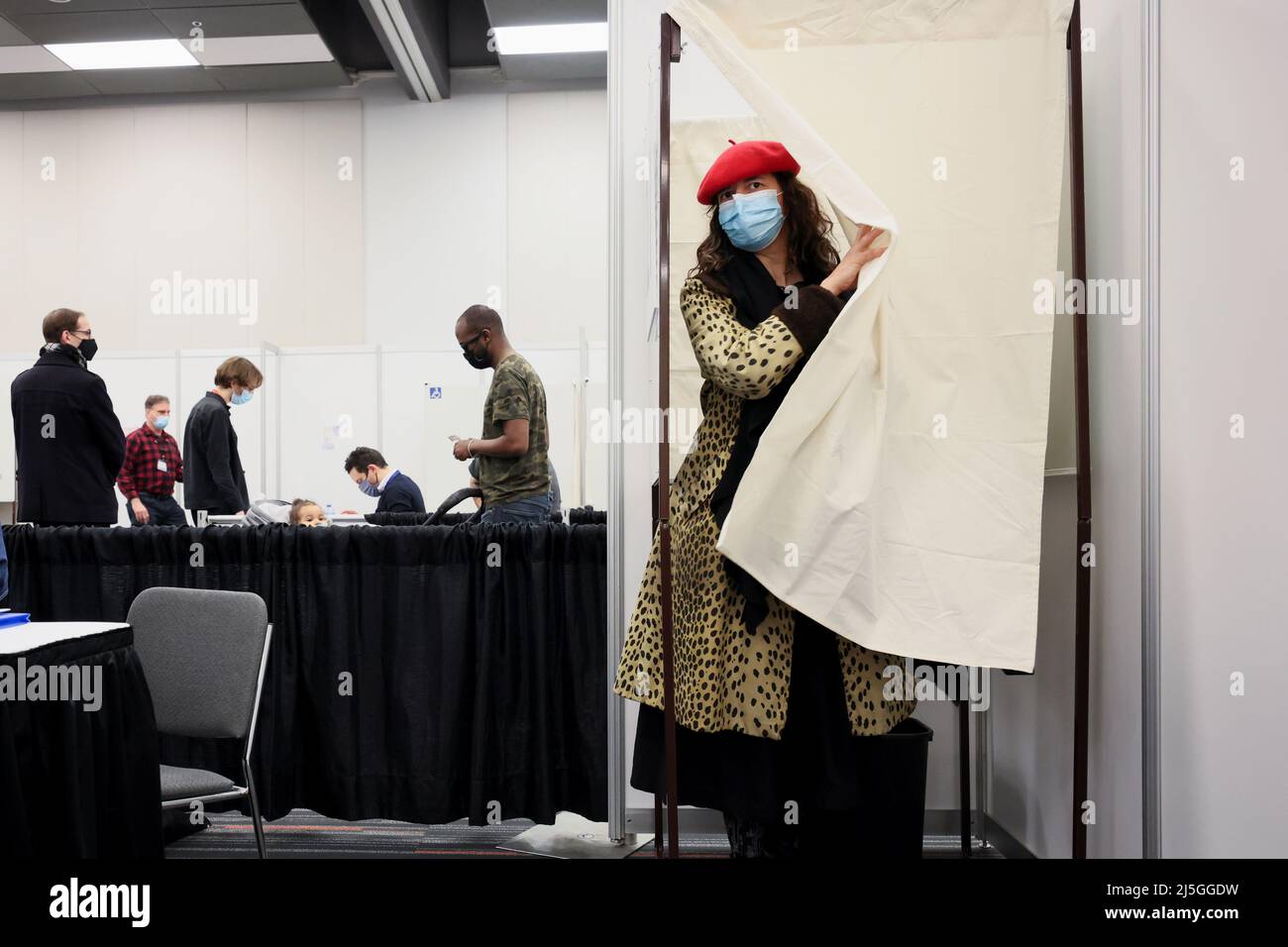 Voting canada booth hi-res stock photography and images - Alamy