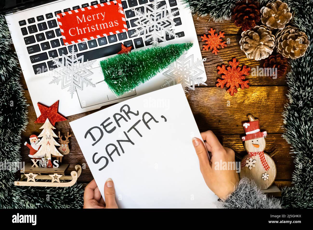 Holding papaer hi-res stock photography and images - Alamy