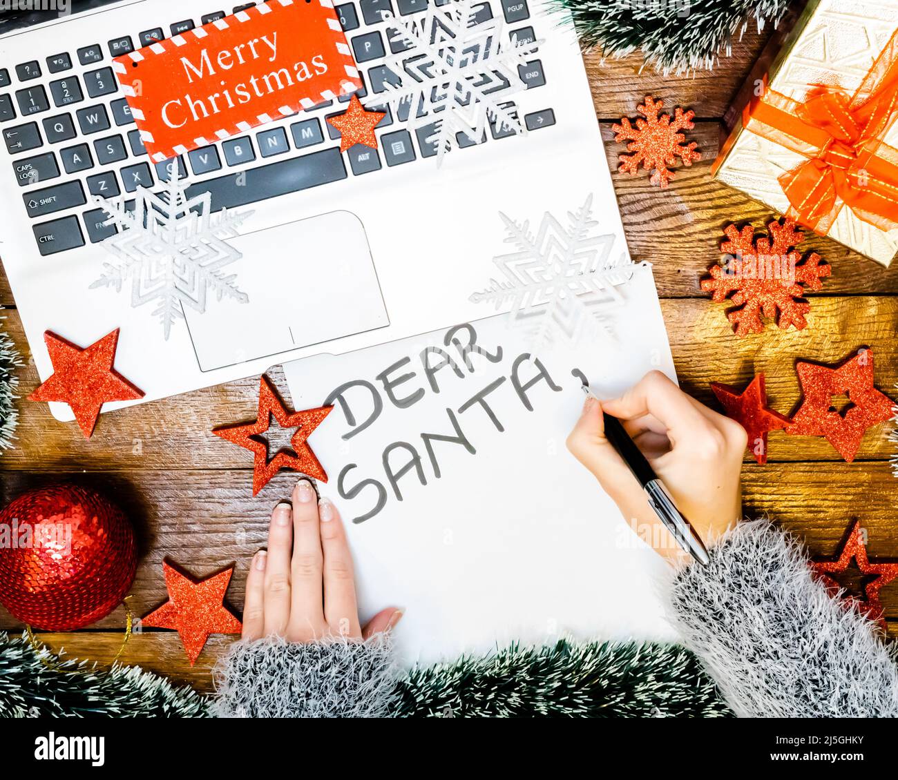 Holding papaer hi-res stock photography and images - Alamy