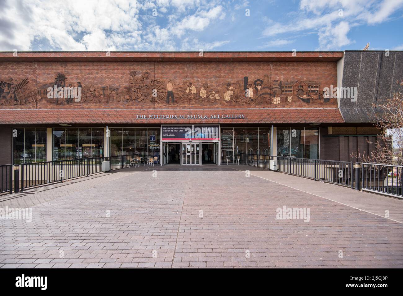 Potteries museum art gallery hanley hi-res stock photography and images ...